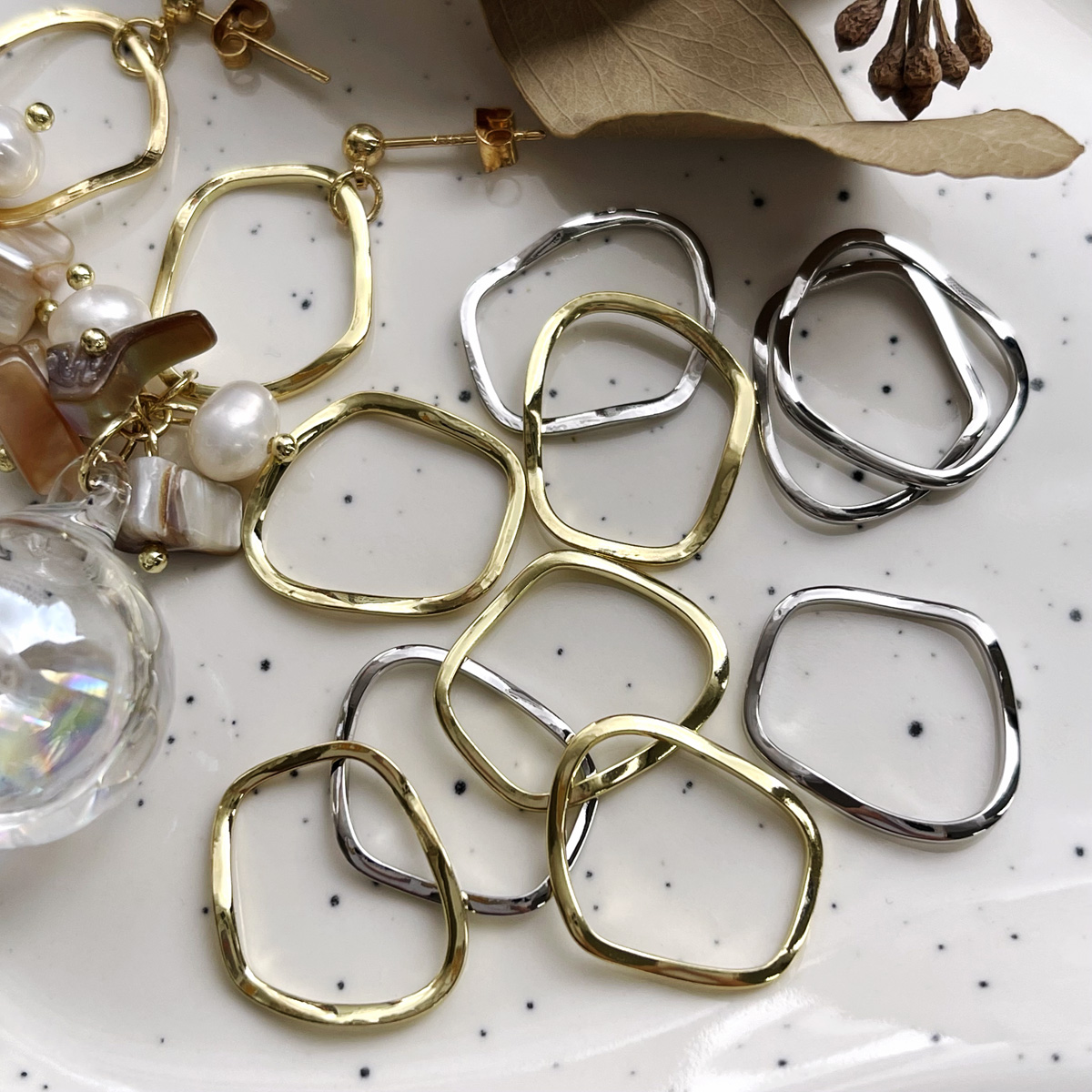 【即納10個入】フープ ひねり チャーム シンプル コネクター アクセサリー パーツ ハンドメイド 韓国 B&P Labo. 問屋・仕入れ・卸・卸売の専門【仕入れならNETSEA】